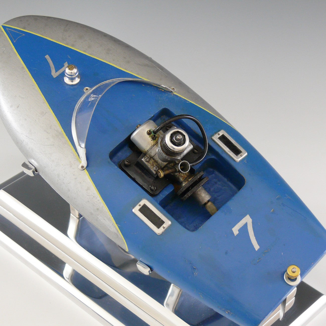 Pair of Tether Speed Boats – Bentleys London