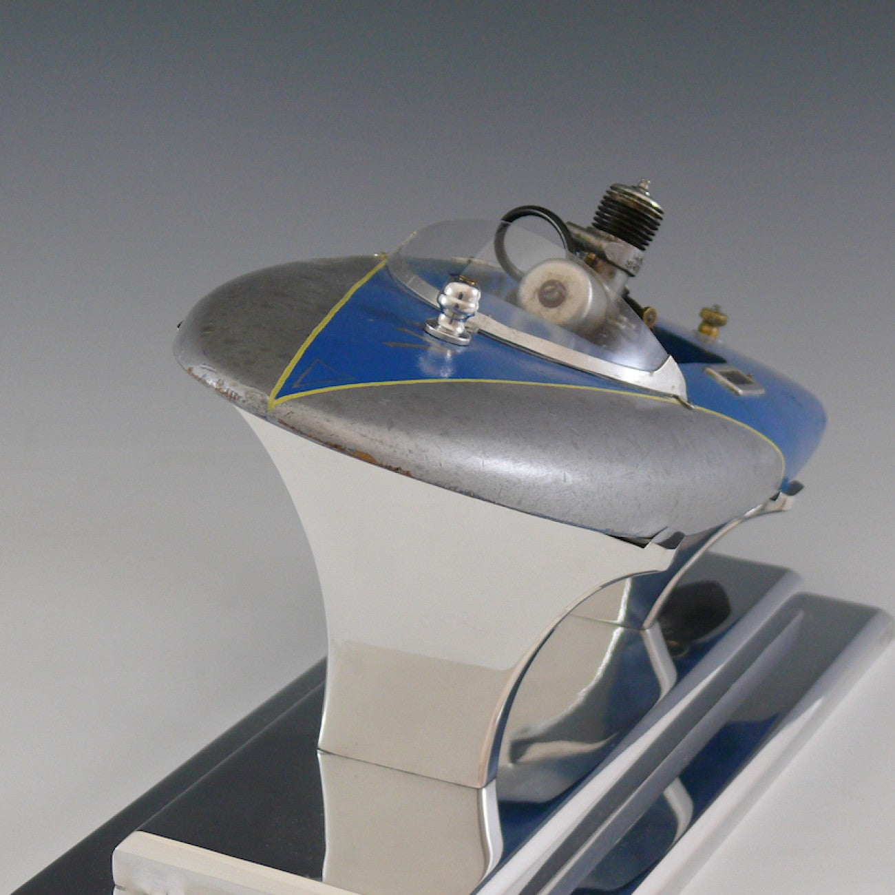 Pair of Tether Speed Boats – Bentleys London