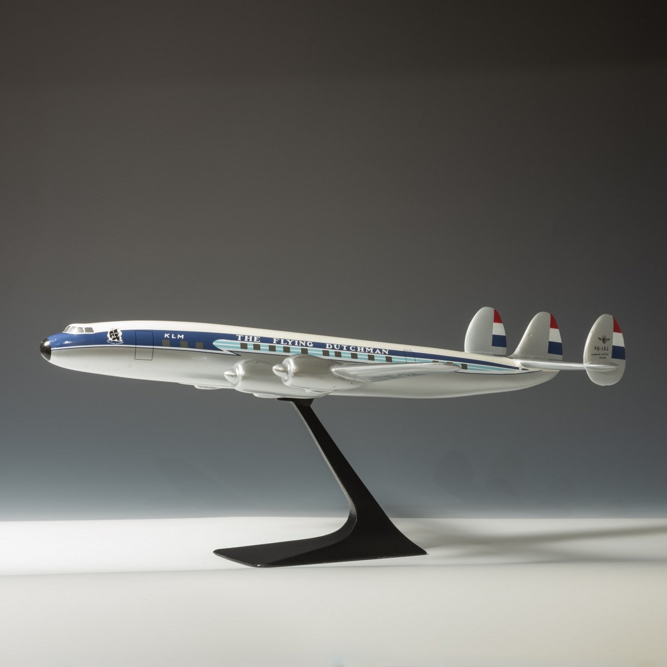 Lockheed Super Constellation Scale Model – Bentleys London