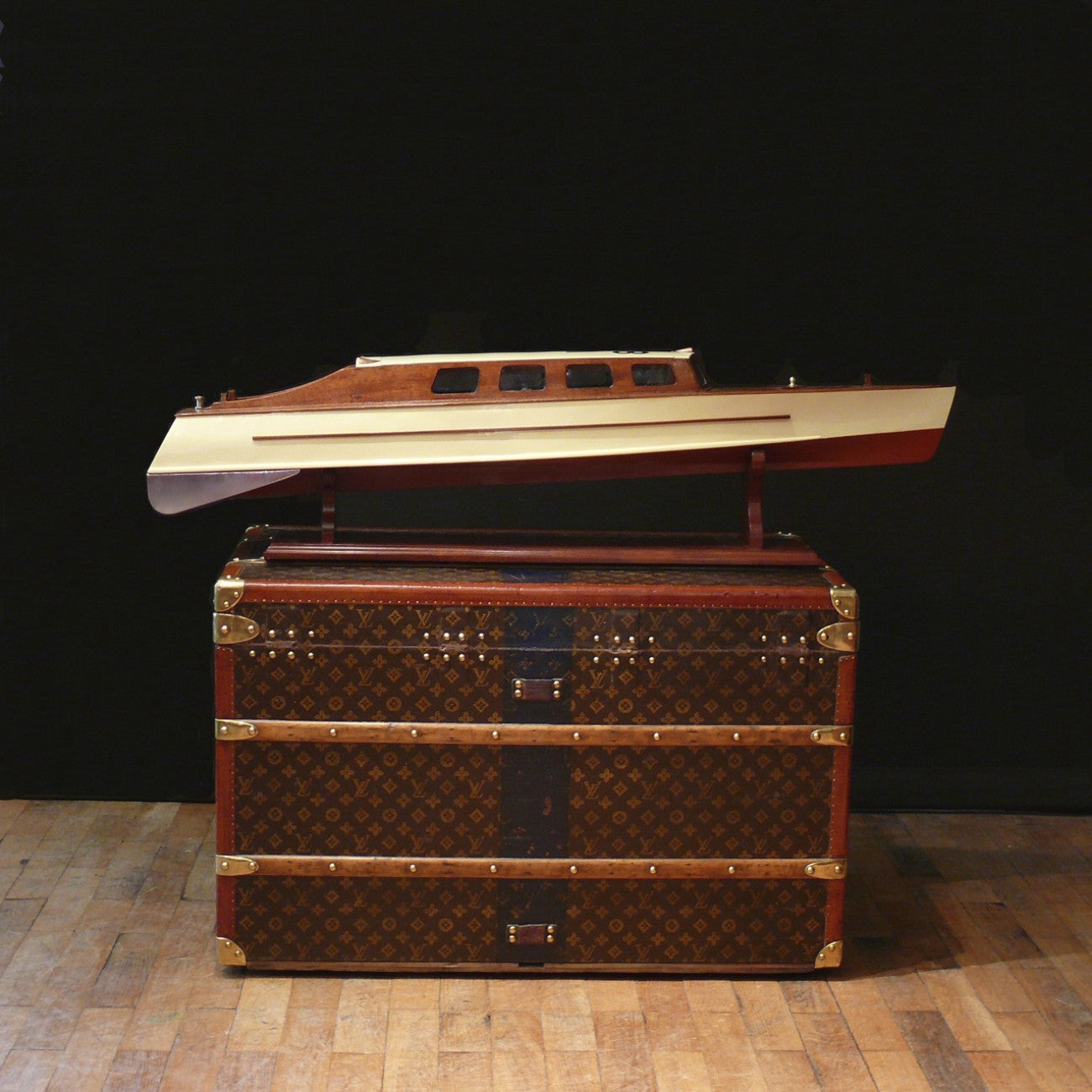 Model Motor Boat V81 – Bentleys London