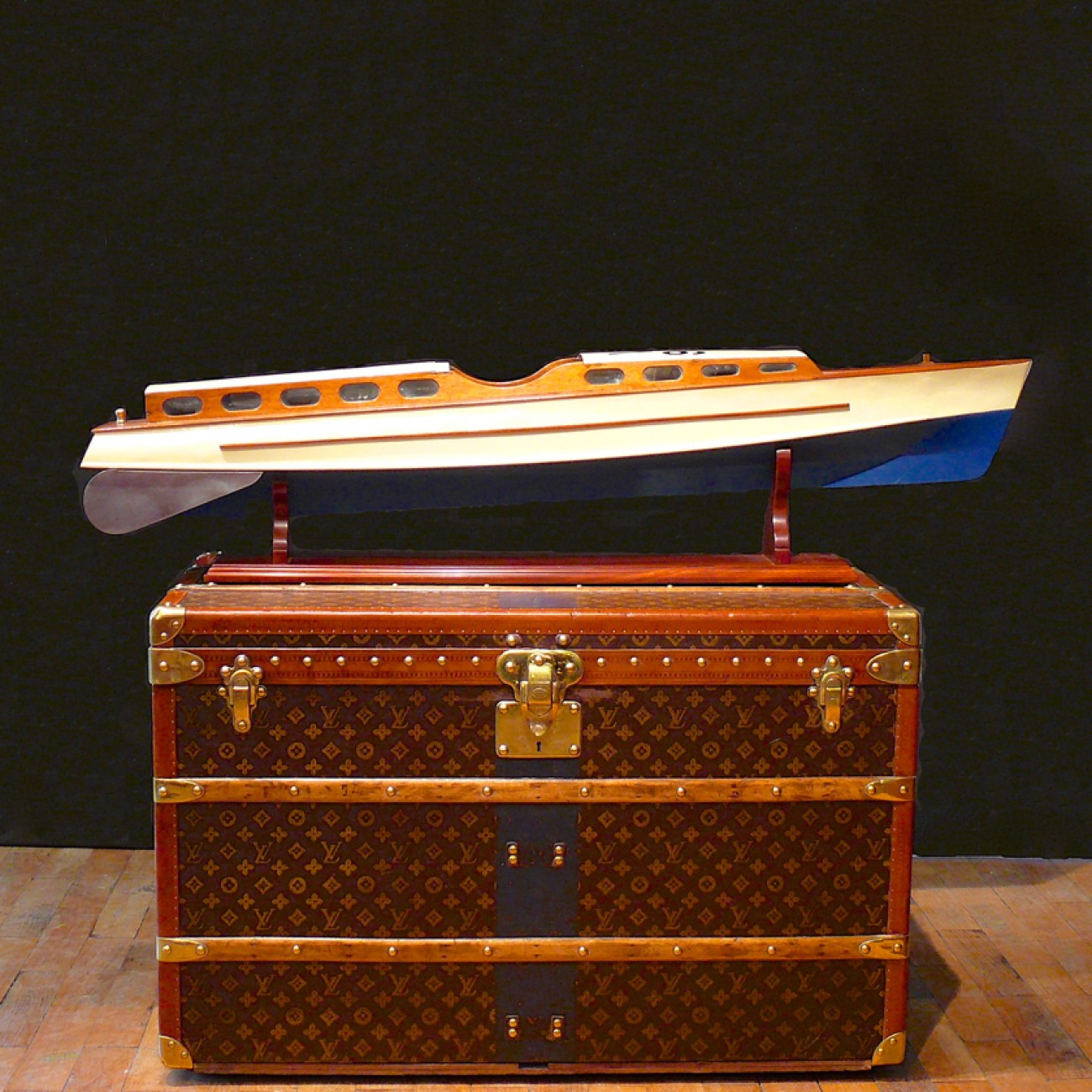 Powered Model Motor Boat V96 – Bentleys London