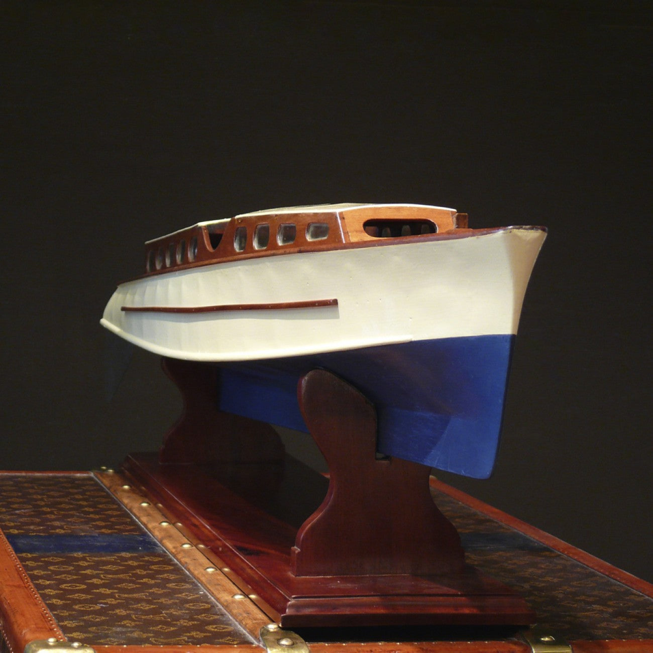 Powered Model Motor Boat V96 – Bentleys London