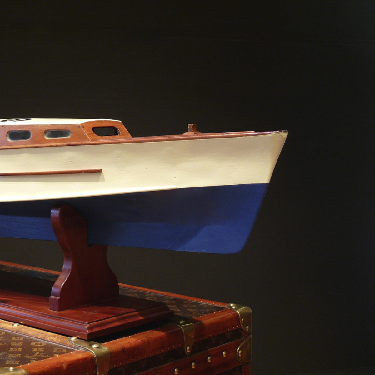 Powered Model Motor Boat V96 – Bentleys London