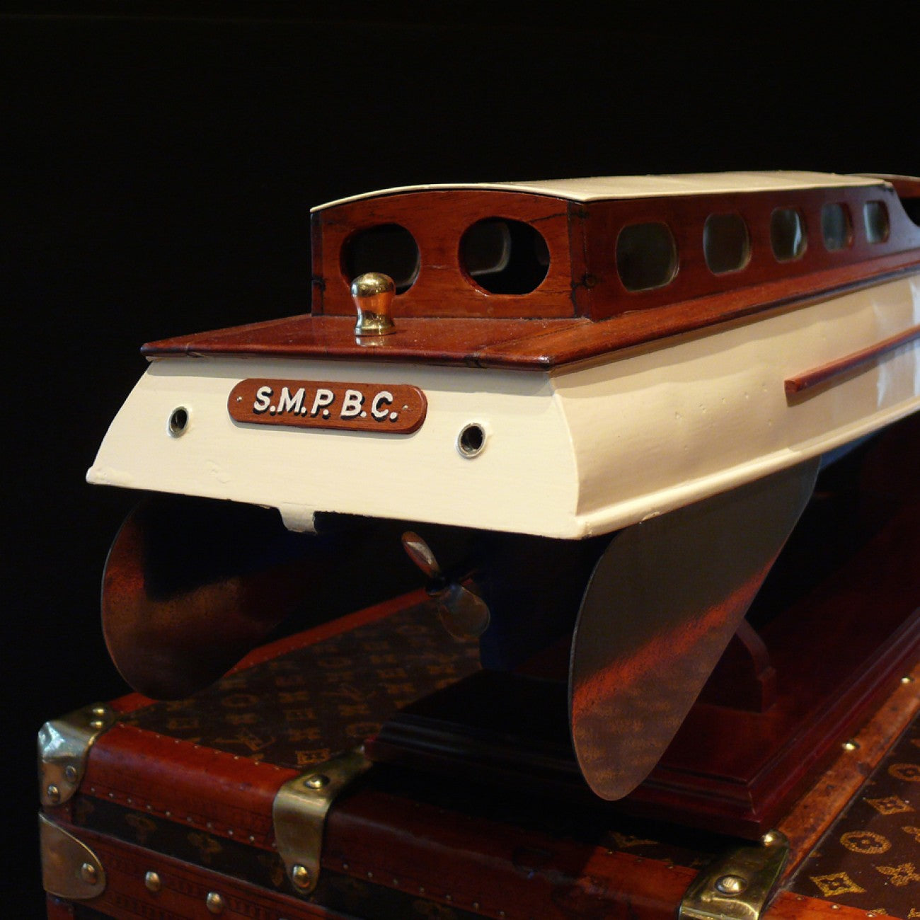 Powered Model Motor Boat V96 – Bentleys London